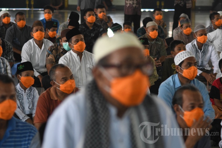 Salat Jumat di Masjid Al Akbar Pakai Masker dan Dibatasi Jarak 1 Meter ...