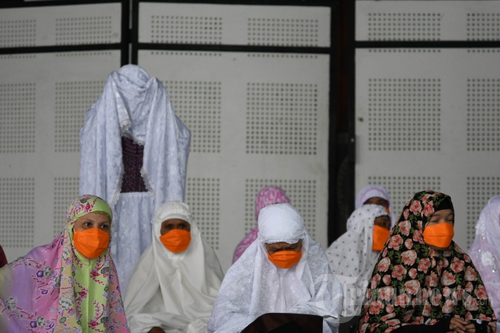 Salat Jumat di Masjid Al Akbar Pakai Masker dan Dibatasi Jarak 1 Meter ...