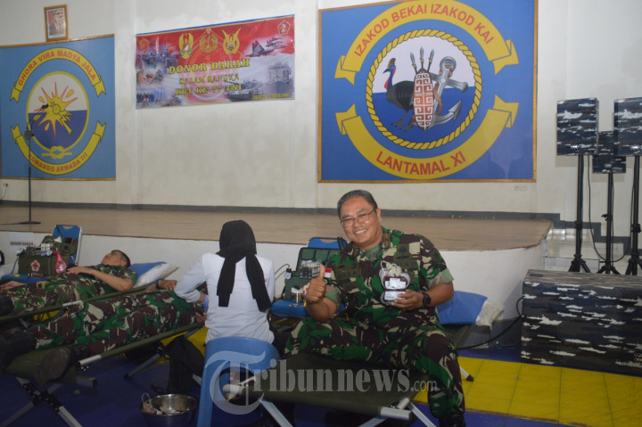Sambut HUT TNI Ke-77, Danrem 174/ATW Merauke Ikut Donor Darah, Foto 2 #1940617 - TribunNews.com