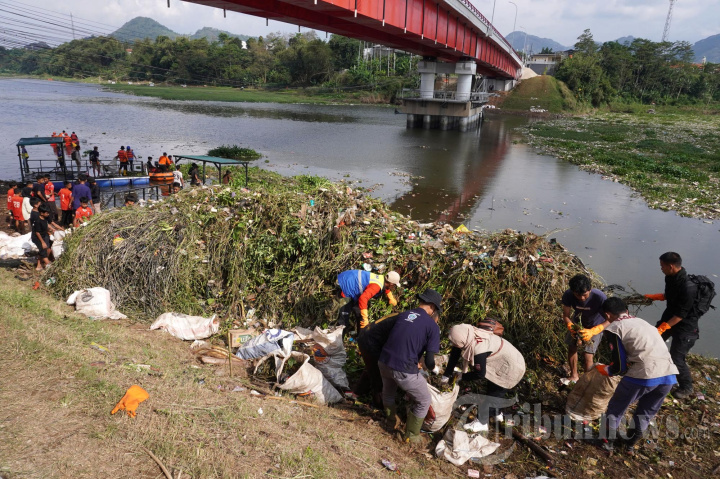 Sampah di Jembatan Sapan Batujajar Sudah Mulai Berkurang, Foto 1 #1998820 - TribunNews.com