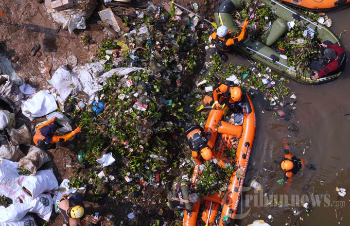 Sampah di Jembatan Sapan Batujajar Sudah Mulai Berkurang, Foto 2 #1998821 - TribunNews.com