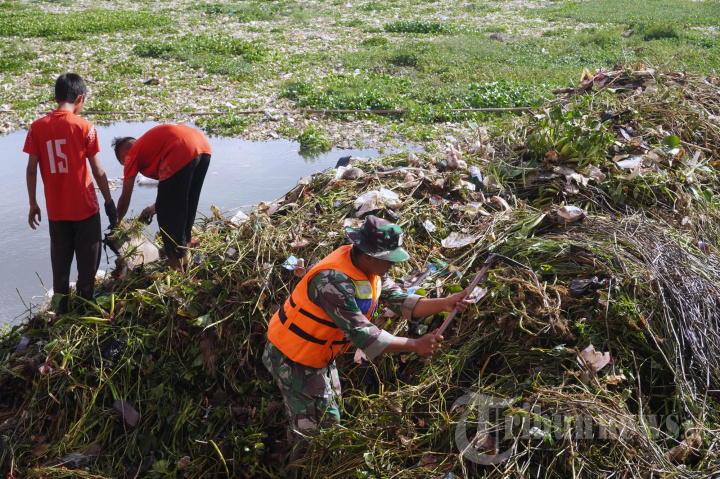 Sampah di Jembatan Sapan Batujajar Sudah Mulai Berkurang, Foto 3 #1998822 - TribunNews.com