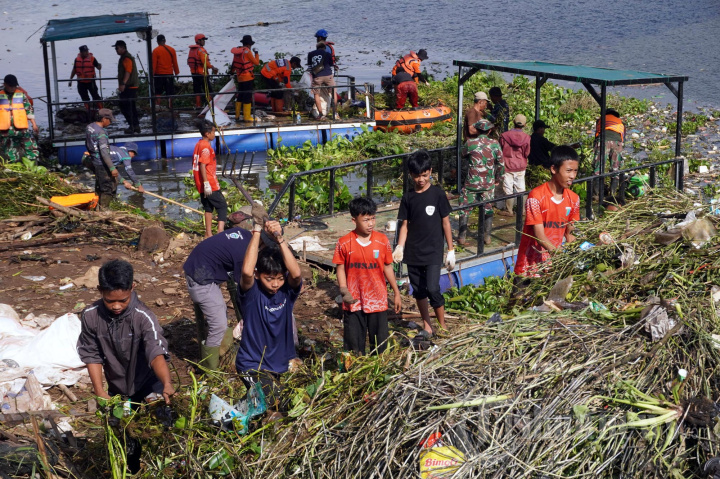 Sampah di Jembatan Sapan Batujajar Sudah Mulai Berkurang, Foto 4 #1998823 - TribunNews.com