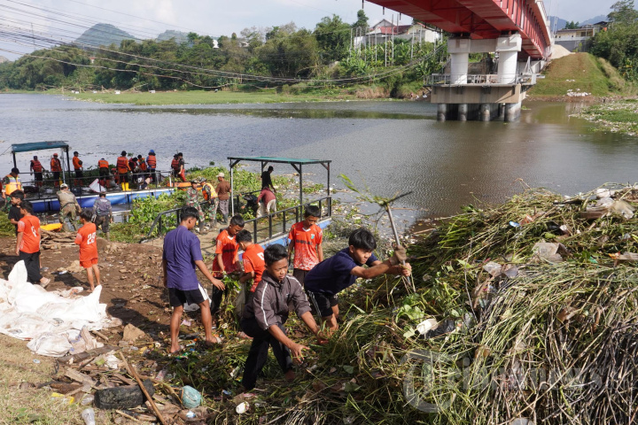 Sampah di Jembatan Sapan Batujajar Sudah Mulai Berkurang, Foto 5 #1998824 - TribunNews.com