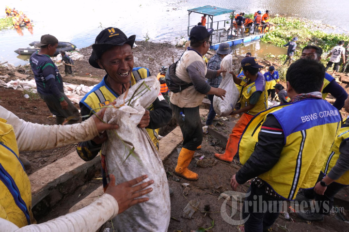 Sampah di Jembatan Sapan Batujajar Sudah Mulai Berkurang, Foto 6 #1998825 - TribunNews.com