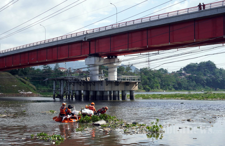 Sampah di Jembatan Sapan Batujajar Sudah Mulai Berkurang, Foto 7 #1998826 - TribunNews.com