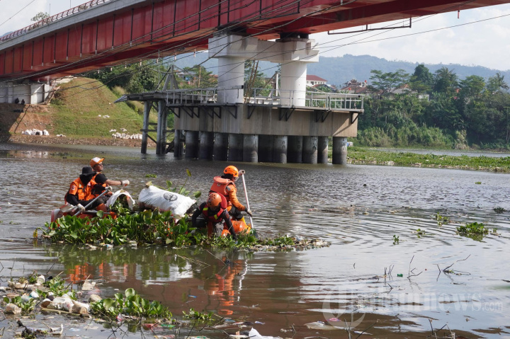 Sampah di Jembatan Sapan Batujajar Sudah Mulai Berkurang, Foto 8 #1998827 - TribunNews.com