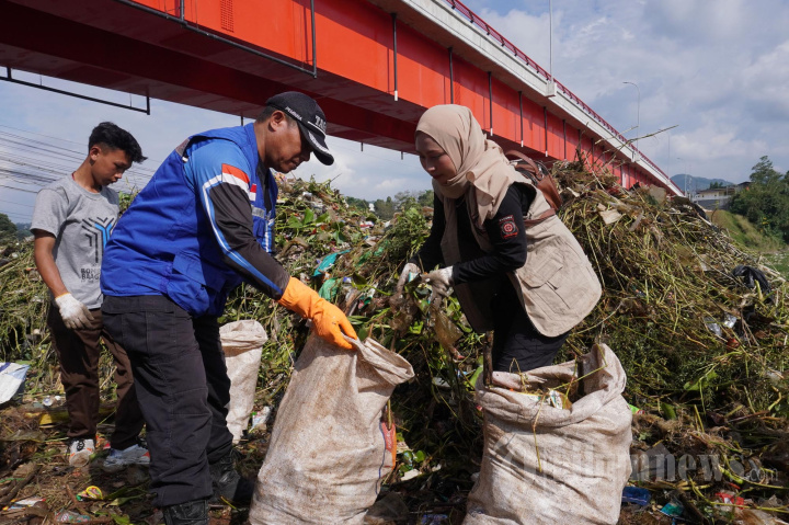 Sampah di Jembatan Sapan Batujajar Sudah Mulai Berkurang, Foto 9 #1998828 - TribunNews.com