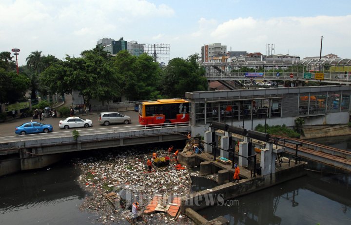Sampah Menumpuk di Jembatan Kali Grogol, Foto 3 #1524941 - TribunNews.com