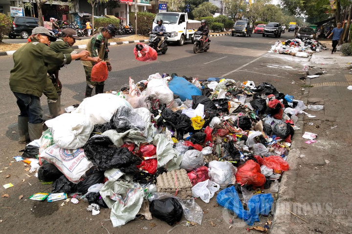 Sampah Menumpuk di Pinggir Jalan Jamika Kota Bandung, Foto 3 #1975698 - TribunNews.com