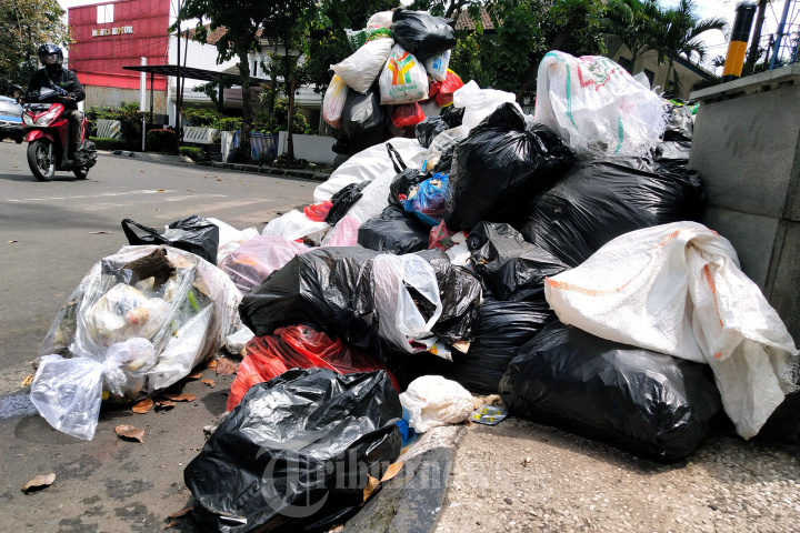 Sampah Menumpuk di Taman Kecil Jalan Gurame Bandung, Foto 1 #1954780 ...