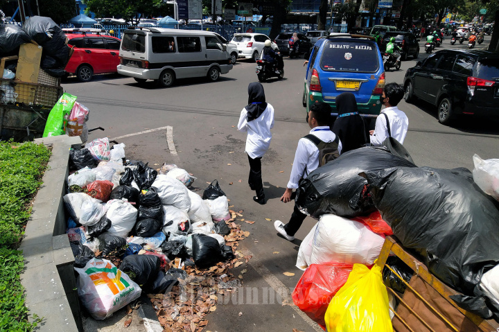 Sampah Menumpuk di Taman Kecil Jalan Gurame Bandung, Foto 3 #1954782 - TribunNews.com