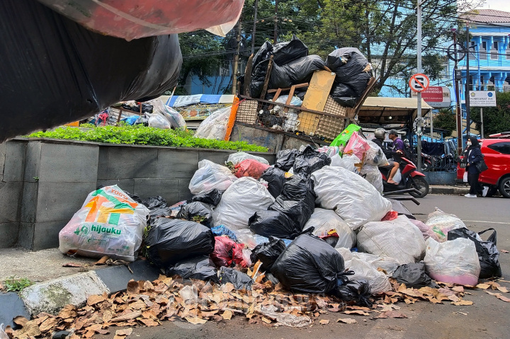 Sampah Menumpuk di Taman Kecil Jalan Gurame Bandung, Foto 4 #1954783 ...