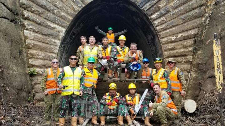 Satgas Garuda TNI Bush Fire Assist TNI Buka Jalur Rel Kereta Zig, Foto ...