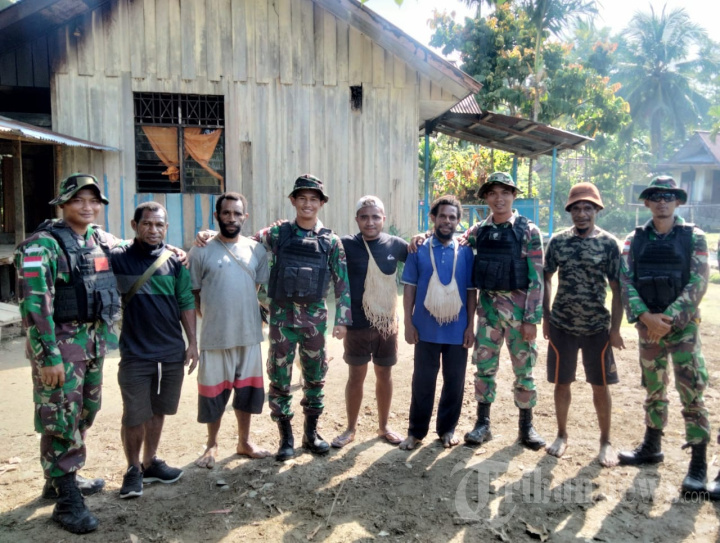 Satgas Yonif 126/Kala Cakti Sapa Warga Di Perbatasan Papua, Foto 3 ...