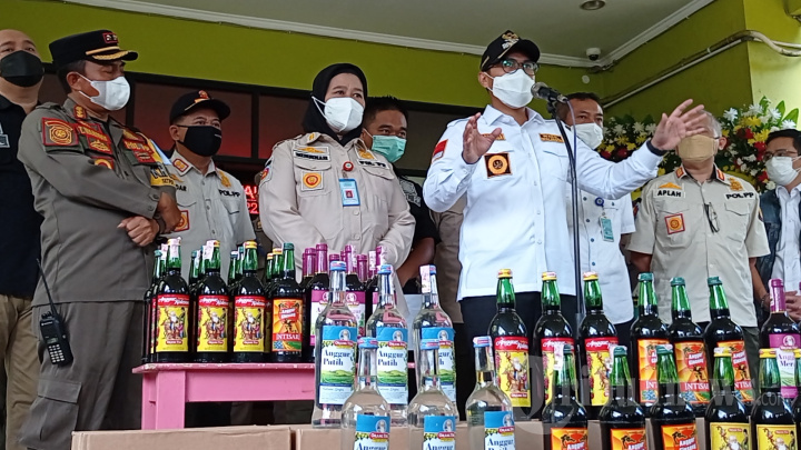 Satpol PP Tangerang Selatan Sita Ribuan Botol Miras, Foto 3 #1915263 - TribunNews.com