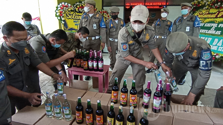 Satpol PP Tangerang Selatan Sita Ribuan Botol Miras, Foto 5 #1915265 - TribunNews.com