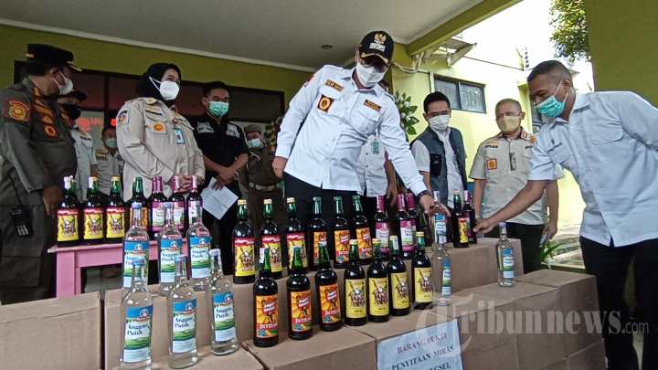 Satpol PP Tangerang Selatan Sita Ribuan Botol Miras, Foto 7 #1915267 - TribunNews.com