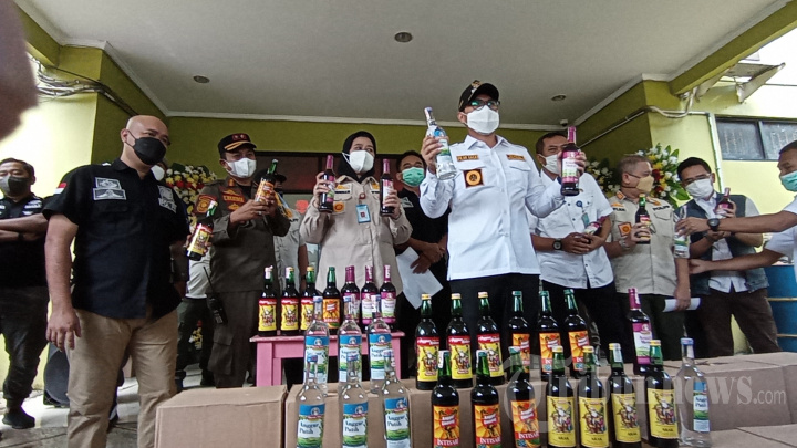 Satpol PP Tangerang Selatan Sita Ribuan Botol Miras, Foto 8 #1915268 - TribunNews.com