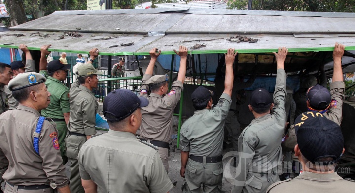 Satpol PP Tertibkan PKL di Burangrang Bandung, Foto 1 #1687908 - TribunNews.com