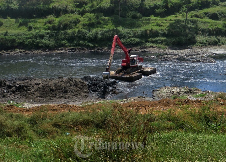 Sebuah Bechoe Melakukan Pengerukan Dasar Sungai Citarum, Foto 1 #1857232 - TribunNews.com