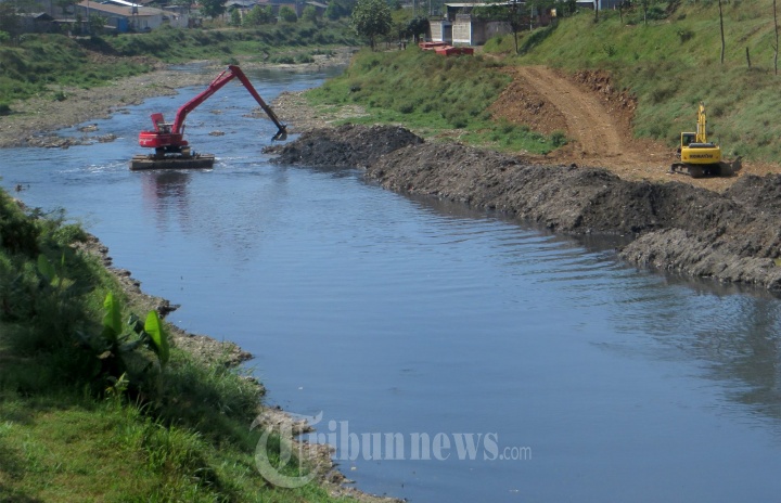 Sebuah Bechoe Melakukan Pengerukan Dasar Sungai Citarum, Foto 4 #1857235 - TribunNews.com