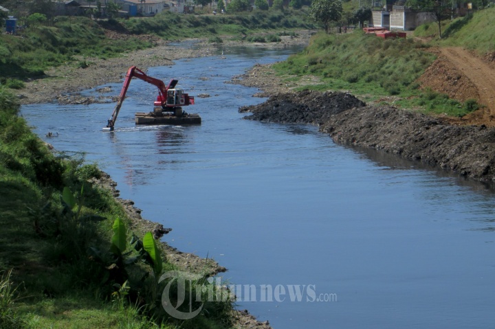 Sebuah Bechoe Melakukan Pengerukan Dasar Sungai Citarum, Foto 5 #1857236 - TribunNews.com