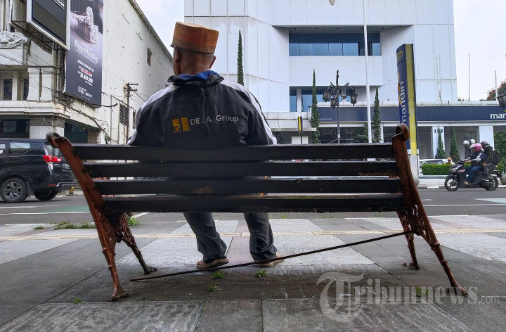 Sejumlah Bangku Taman di Jalan Braga Kota Bandung Sudah Rusak, Foto 4 ...