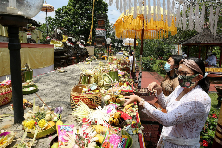 Sembahyang Galungan Umat Hindu, Foto 2 #1880559 - TribunNews.com