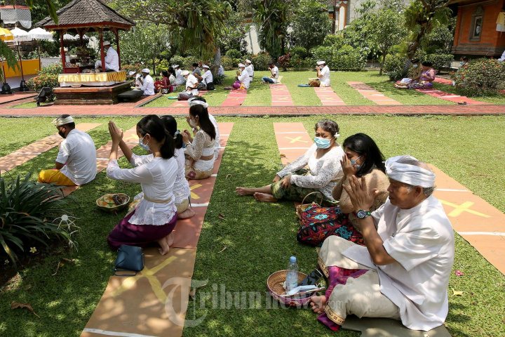 Sembahyang Galungan Umat Hindu, Foto 3 #1880560 - TribunNews.com