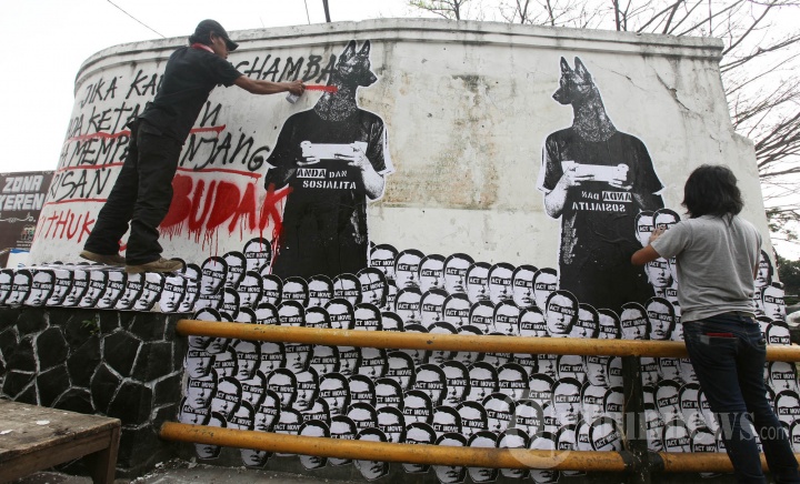 Seniman Arman Jamparing Membuat Karya Wheat Paste, Foto 1 #1720310 ...