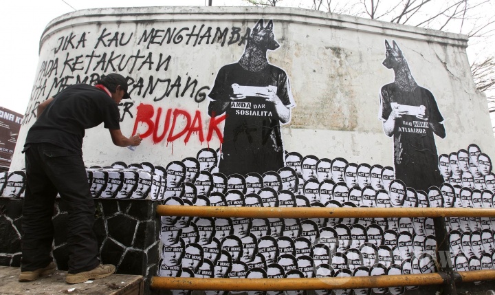 Seniman Arman Jamparing Membuat Karya Wheat Paste, Foto 2 #1720311 ...