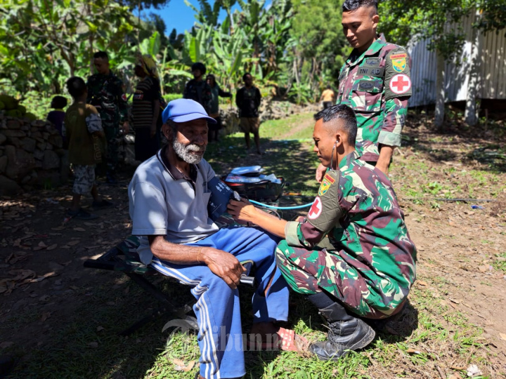 Senyum Warga Sambut Satgas Pamtas RI PNG Yonif Raider 142/KJ, Foto 2 #1933648 - TribunNews.com