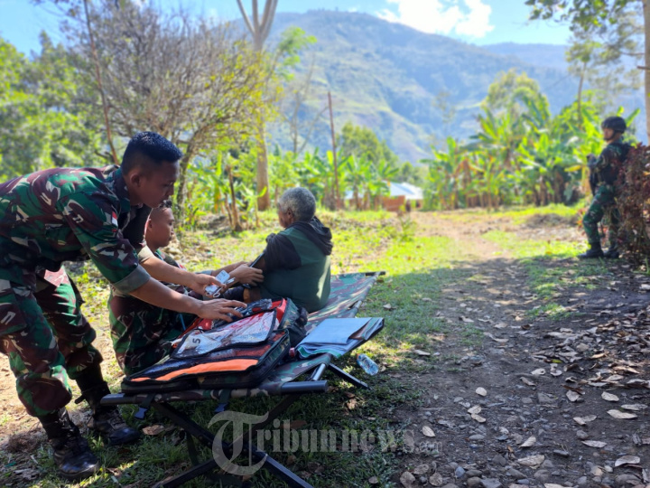 Senyum Warga Sambut Satgas Pamtas RI PNG Yonif Raider 142/KJ, Foto 3 #1933649 - TribunNews.com