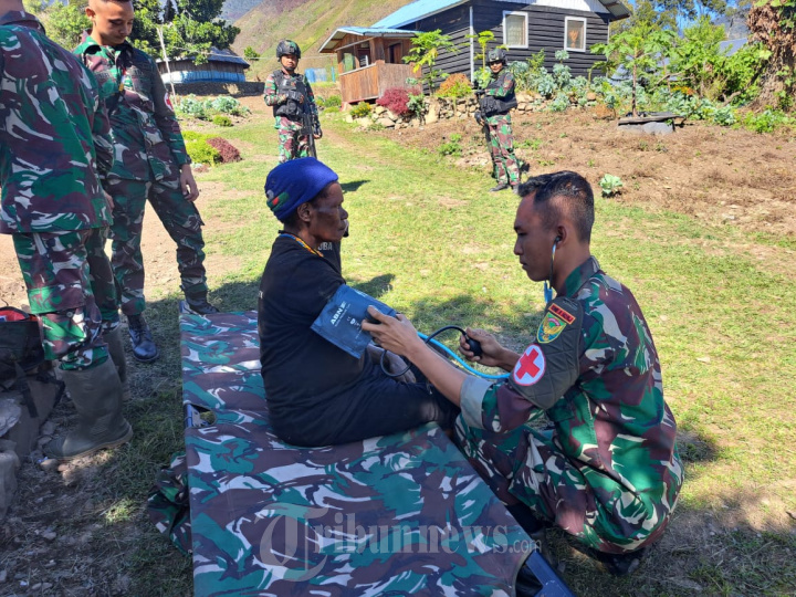 Senyum Warga Sambut Satgas Pamtas RI PNG Yonif Raider 142/KJ, Foto 4 #1933650 - TribunNews.com