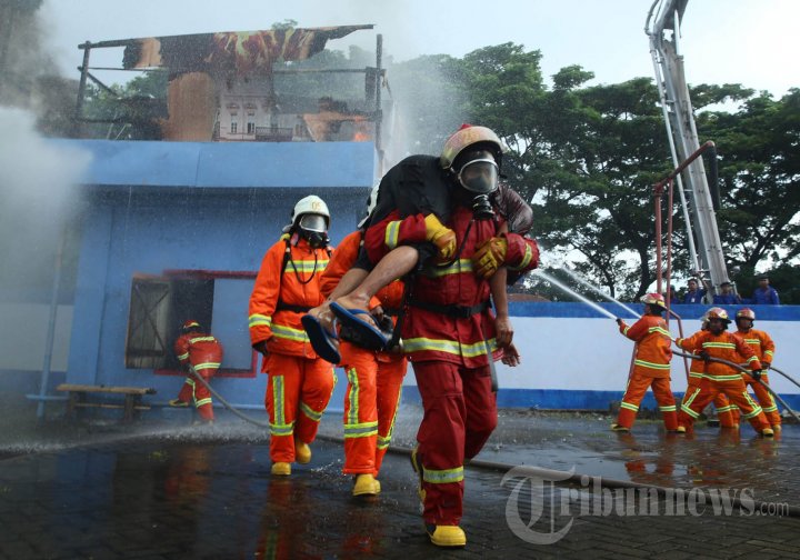 Simulasi Pemadaman dan Penyelamatan Korban Kebakaran, Foto 3 #1557842 ...
