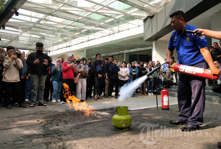 Simulasi Penanggulangan Kebakaran Dan Bencana Alam Di Mal Bip Foto 1