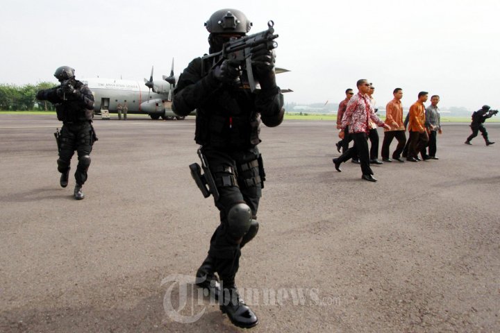 Simulasi Personel Satuan Bravo 90 Anti Teror Paskhas TNI AU, Foto 2 ...