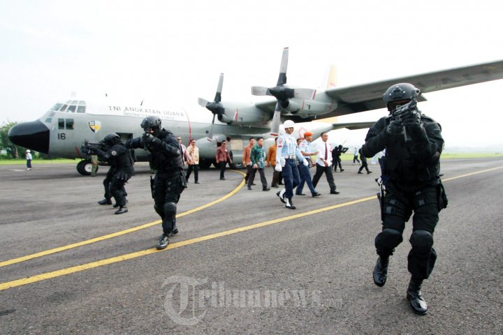 Simulasi Personel Satuan Bravo 90 Anti Teror Paskhas TNI AU, Foto 3 ...