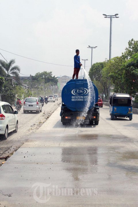 Siram Debu Jalanan Dari Truk Proyek, Foto 2 #1448922 - TribunNews.com