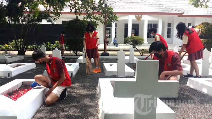 Siswa SMP Dharma Putra Ziarah di TMP Taruna Tangerang, Foto 4 #1900387 ...