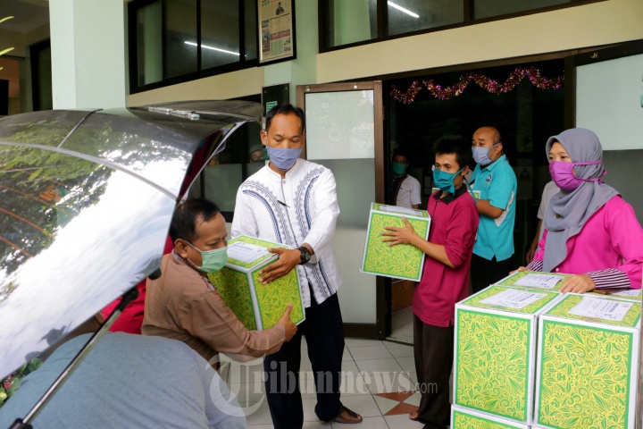 SMP IT PAPB Semarang Bagi-Bagi Sembako Terdampak Covid-19, Foto 2 ...
