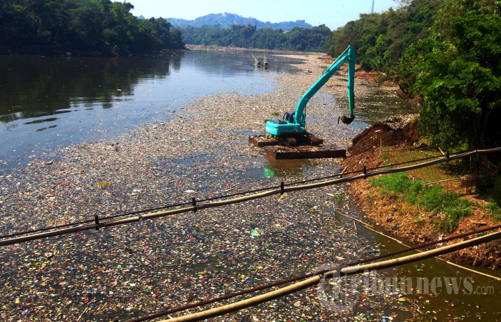Sungai Citarum Kembali Dikotori Sampah Kiriman, Foto 6 #1851737 - TribunNews.com