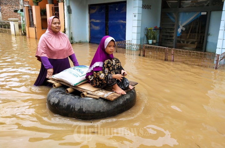 Sungai Citarum Meluap Ribuan Rumah Terendam Banjir di Bandung, Foto 4 #1879453 - TribunNews.com