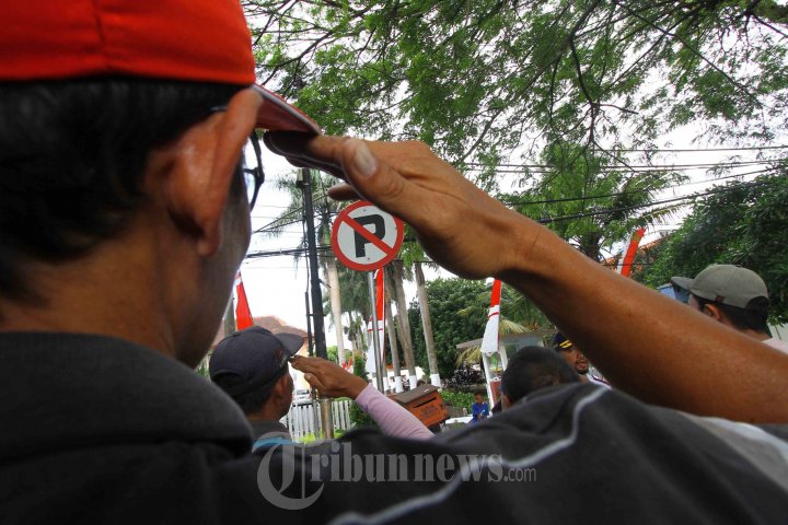 Supir Langgar Rambu Dihukum Hormat Pada Rambu Lalu Lintas, Foto 4 #1665243 - TribunNews.com