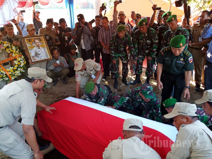 Sutopo Purwo Nugroho Dimakamkan di Kampung Halamannya Boyolali, Foto 6 #1803994 - TribunNews.com