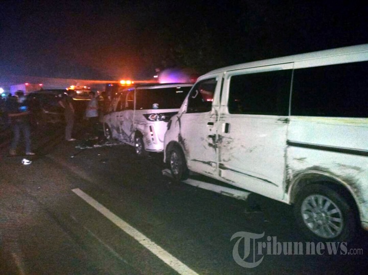 Tabrakan Beruntun di Jalan Tol Cipularang, Foto 2 #1702148 - TribunNews.com
