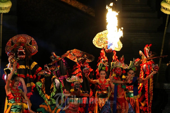 Tari Topeng Ramaian Malang Art Week, Foto 4 #1720613 - TribunNews.com