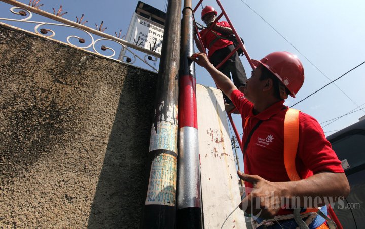 Telkom Cat Tiang Telepon di Kota Bandung dengan Warna Merah Puti, Foto ...