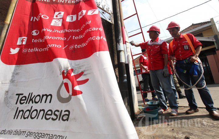 Telkom Cat Tiang Telepon di Kota Bandung dengan Warna Merah Puti, Foto ...